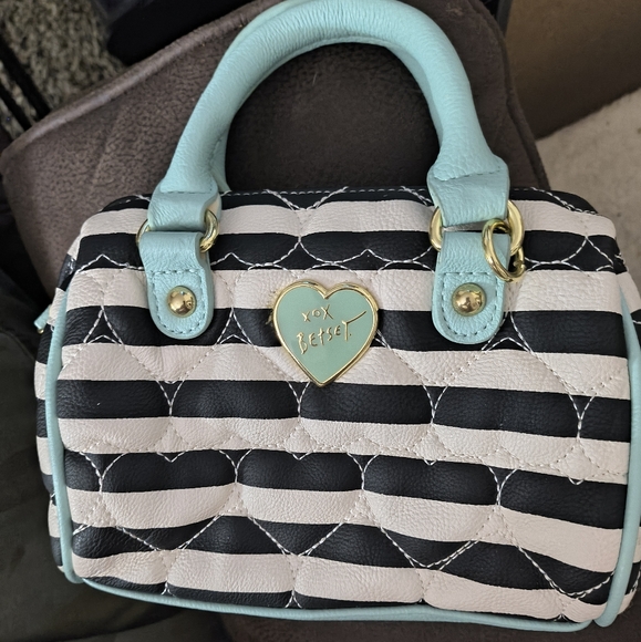 Betsey Johnson | Bags | Xox Betsy Johnson Small Heart Black And White ...